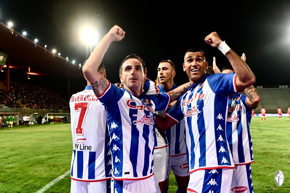 Social Media Soccer: Bari, inaugurata la quarta maglia nel match contro ...